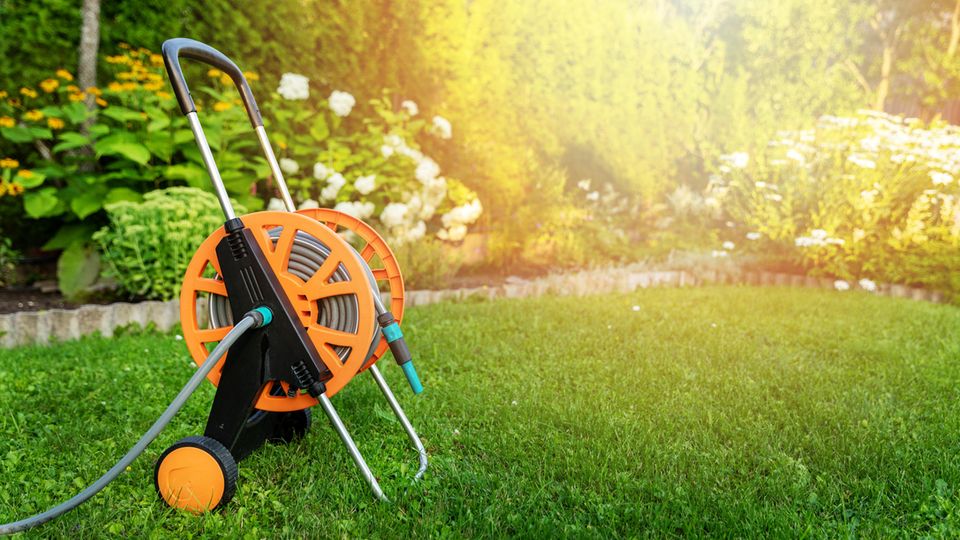 Gartenschlauch Aufroller: So fällt die Bewässerung leichter | STERN.de