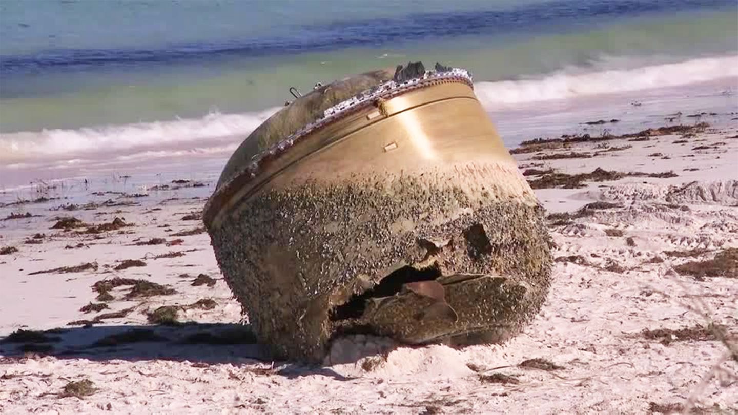 Australien: Mysteriöses Objekt an Strand angespült – Raketenteil ...