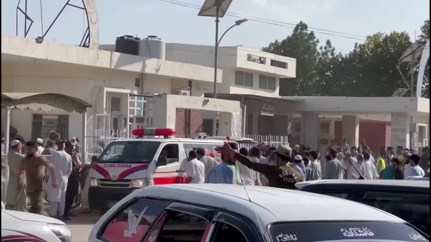 Video: Polizei - Mindestens 40 Tote bei Anschlag auf Parteiversammlung ...