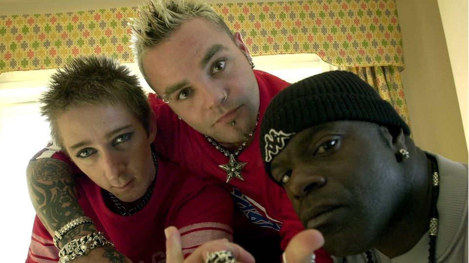 Shifty Shellshock von Crazy Town im Alter von 49 Jahren gestorben ...