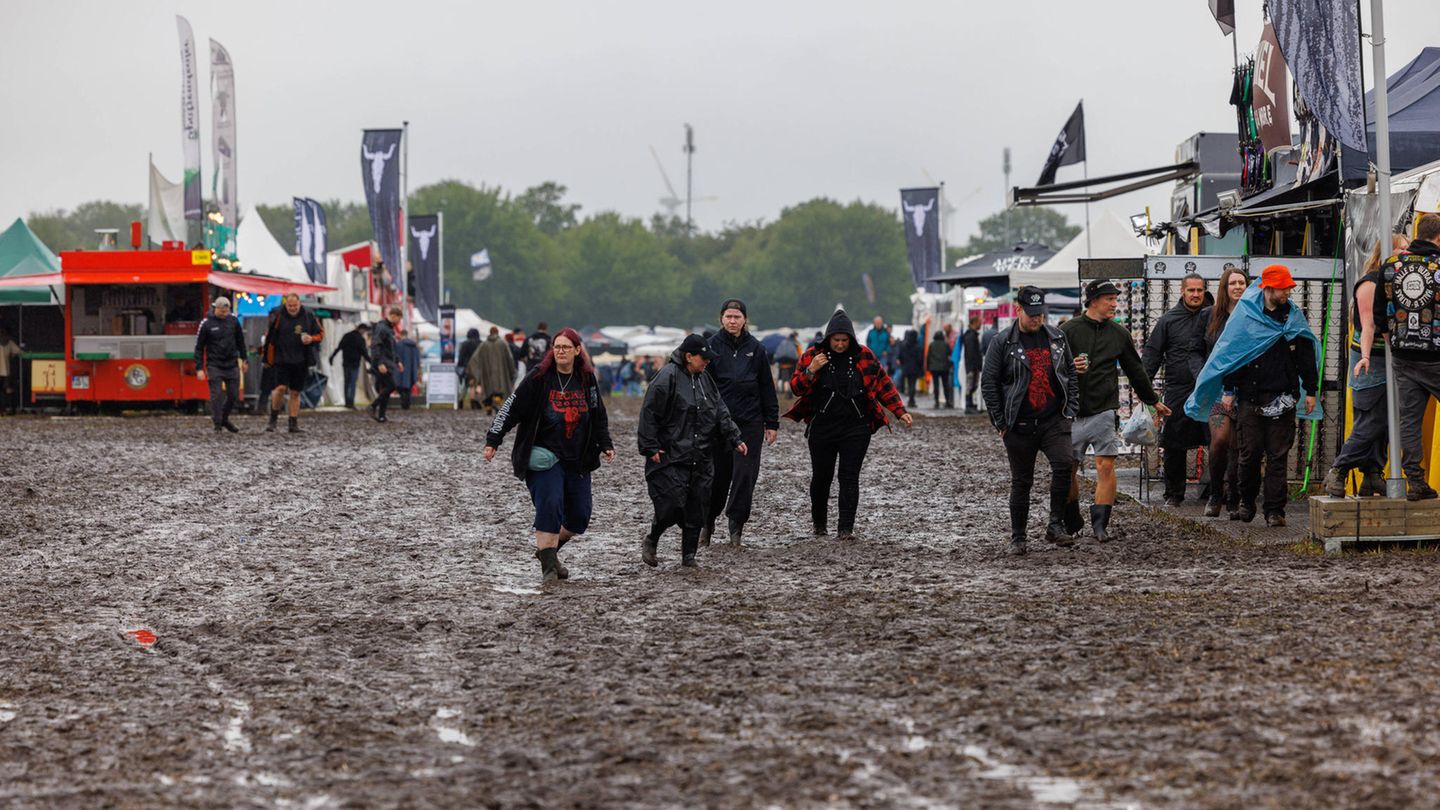 Wacken Open Air Der Schlamm L uft Von Oben In Die Gummistiefel Wacken Open Air Der Schlamm L uft Von Oben In Die Gummistiefel