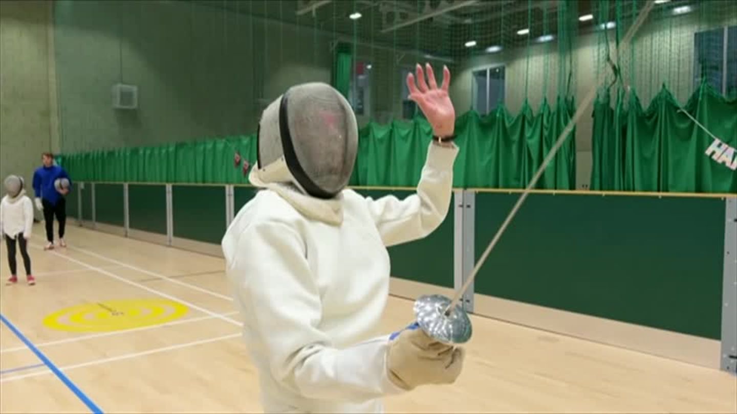 Video: Alter ist nur eine Zahl: Fecht-Veteranin begeistert ...