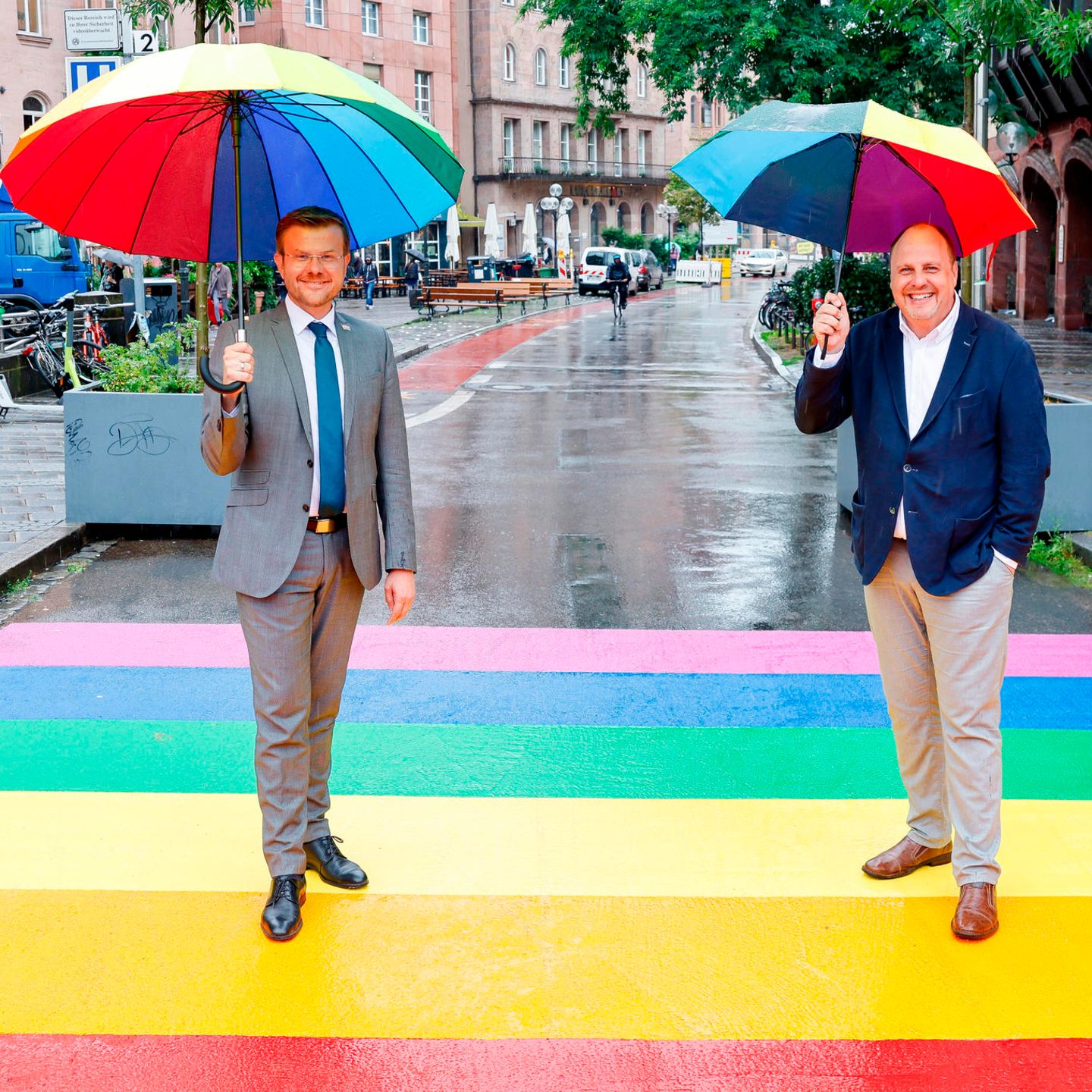 Regenbogen Zebrastreifen Evonik Und Röhm Setzen Zeichen Für Vielfalt