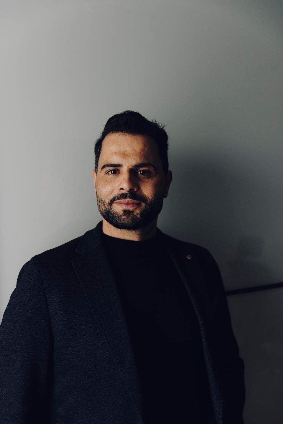 Einst Flüchtling aus Syrien, hilft er heute anderen mit ihrem Trauma ...