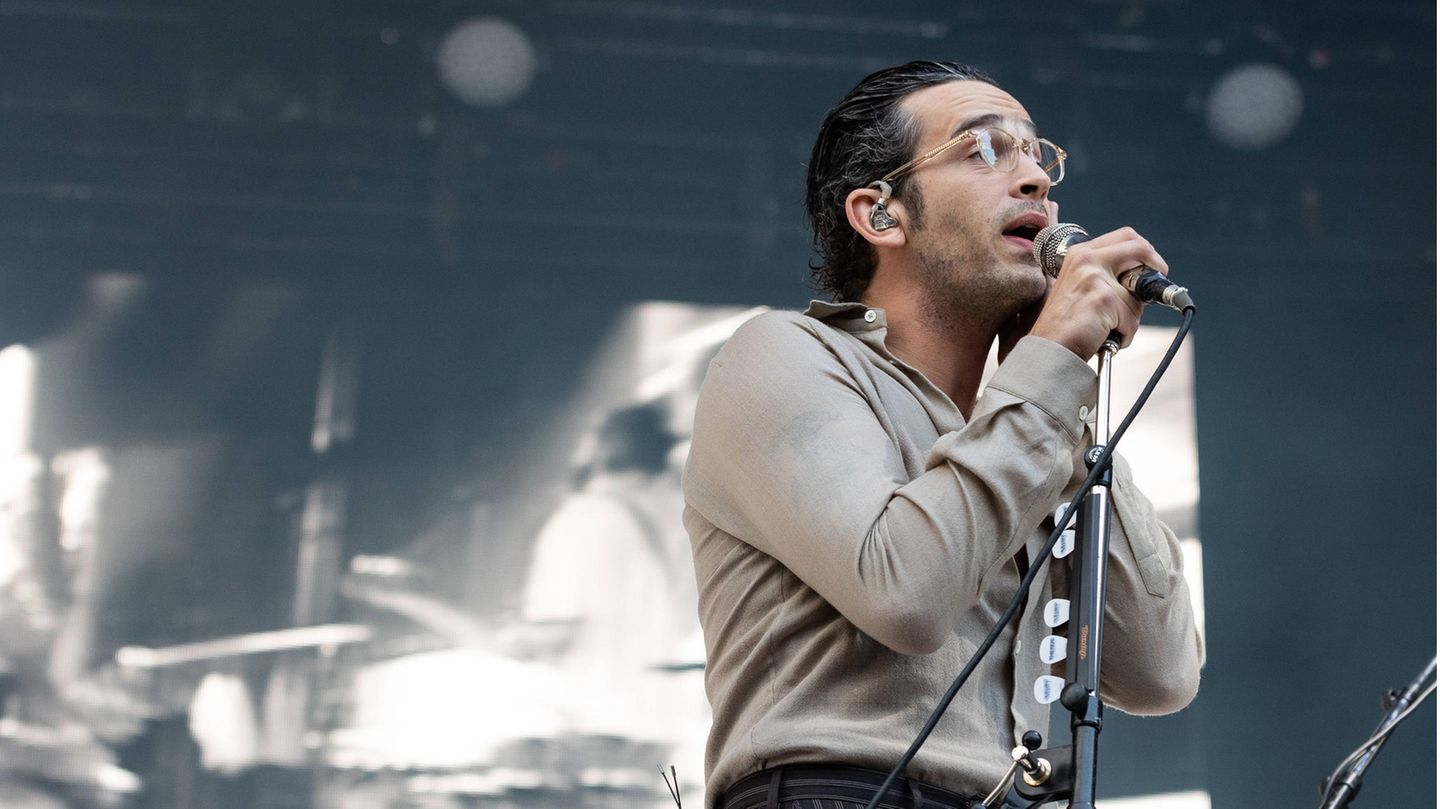 "The 1975" : Nach Bühnenkuss von Matty Healy soll die Band 2,4 ...