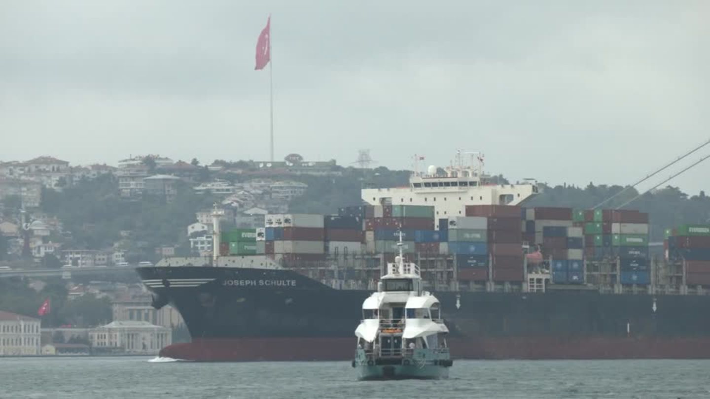 Container ship "Joseph Schulte" reaches Istanbul - 24 Hours World