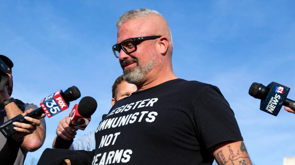 Rechtsradikaler Proud-Boys-Anführer zu 17 Jahren Gefängnis verurteilt ...