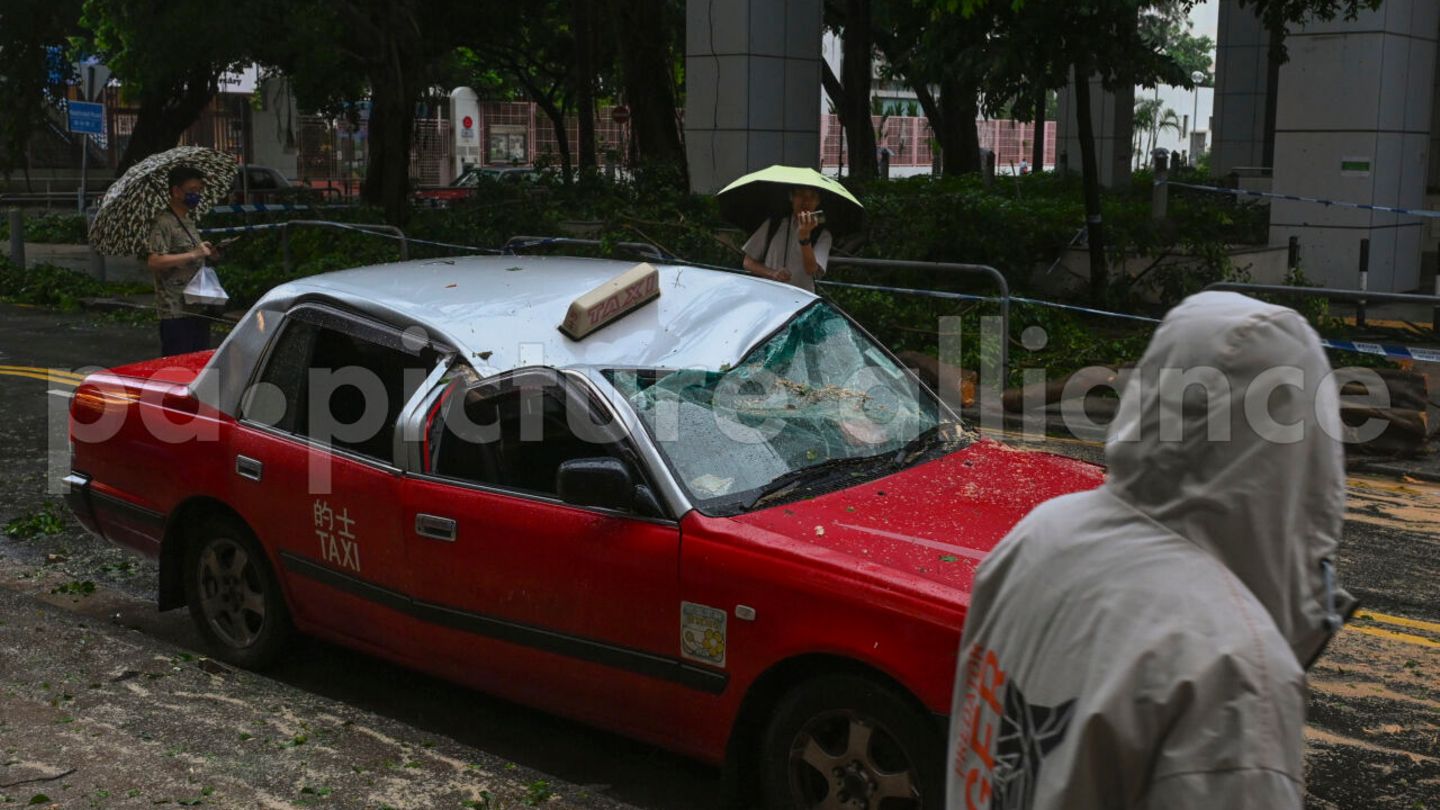 Taifun in Hongkong: "Saola" hinterlässt Spur der Verwüstung | STERN.de