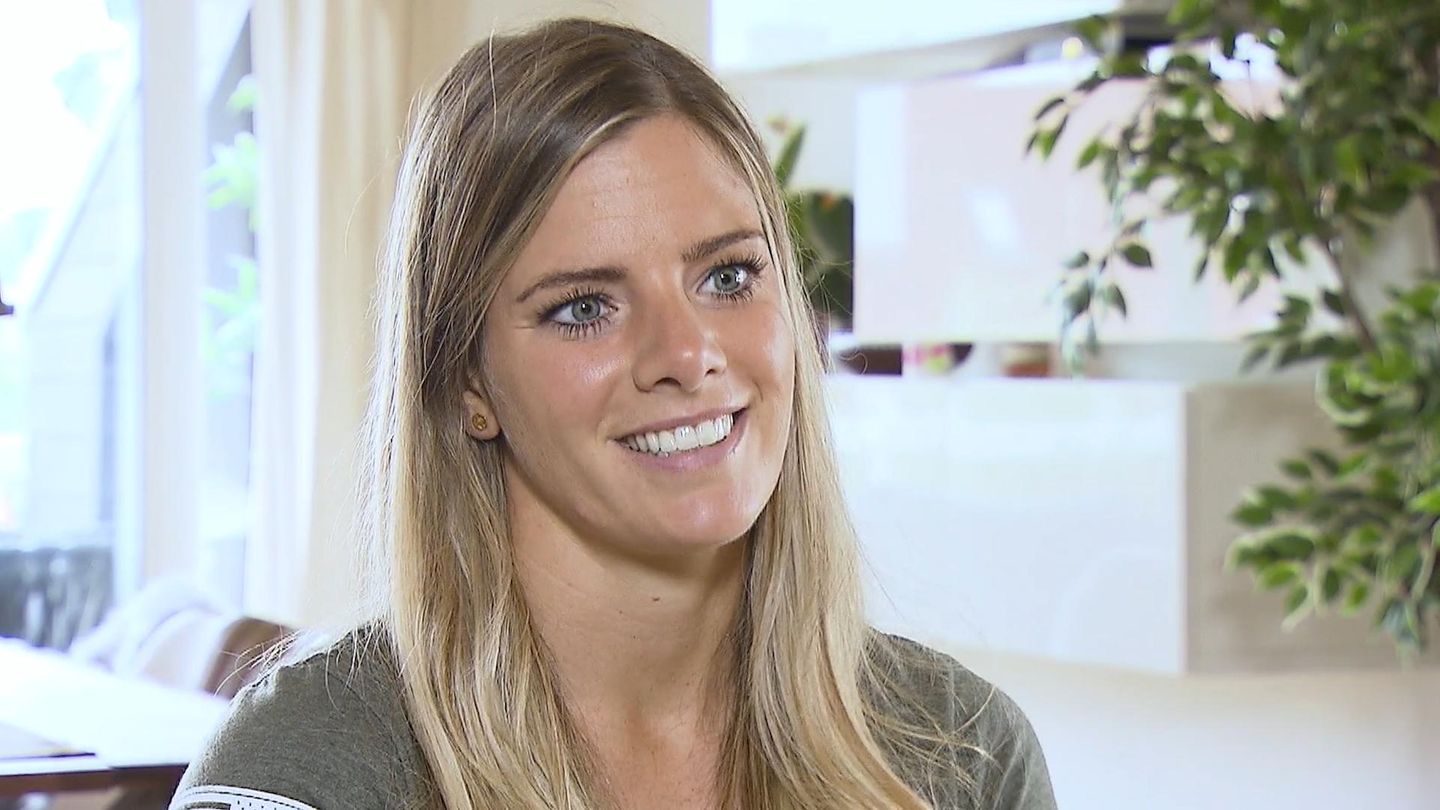 NFL-Expertin, Physiotherapeutin, Quarterback – das ist Mona Stevens ...