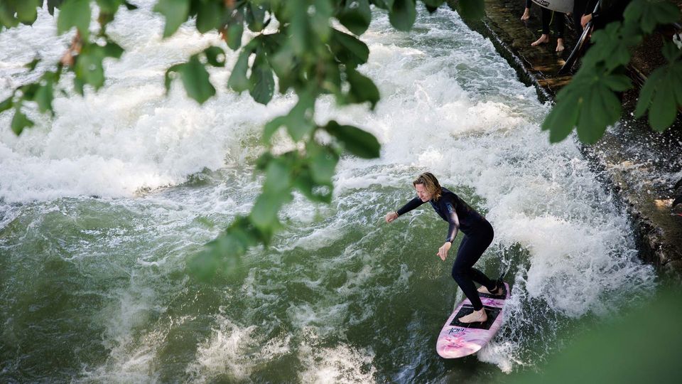 Die Frauen vom Eisbach: Die Surfcommunity in München wird weiblicher ...
