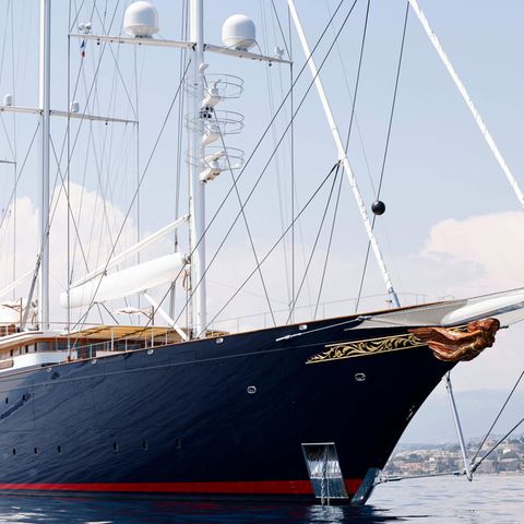 Jeff Bezos' Yacht "Koru" in den USA: Schiff zu groß für Yachthafen ...