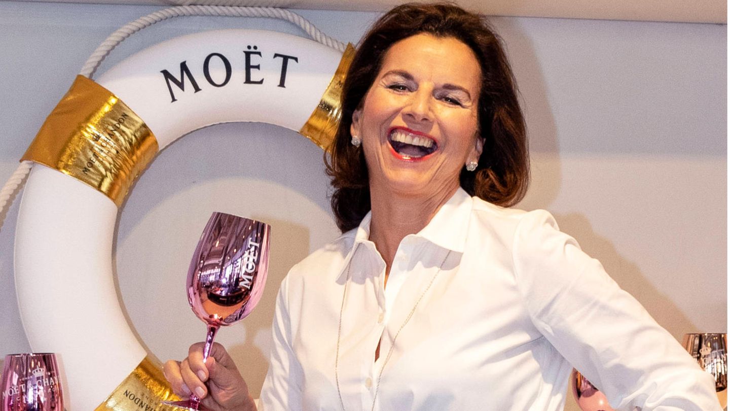Claudia Obert: Das Ist Die Dauerbeschwipste Lebefrau – RYWXSV