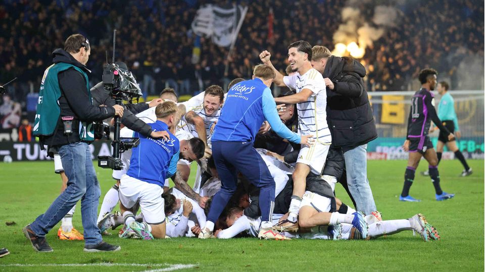 DFB-Pokal: Bilder der magischen Nacht von Saarbrücken | STERN.de