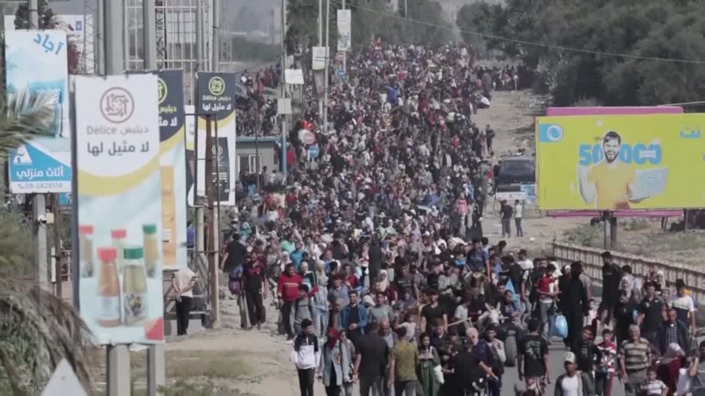 Video: Tausende Palästinenser fliehen vor Kämpfen im Gazastreifen ...