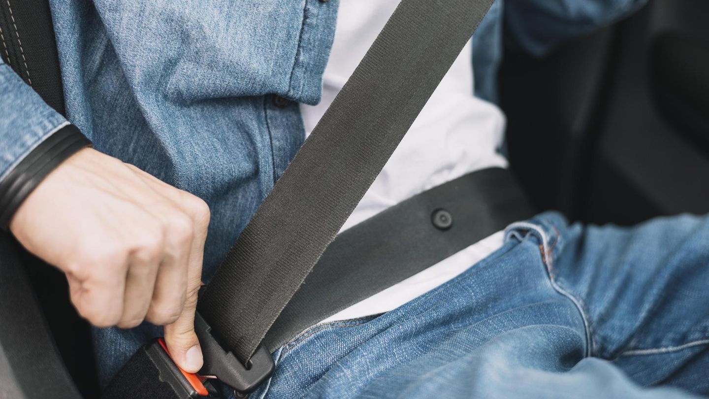 Wozu dient der Knopf am Sicherheitsgurt des Autos? | STERN.de Wozu dient der Knopf am Sicherheitsgurt des Autos? | STERN.de