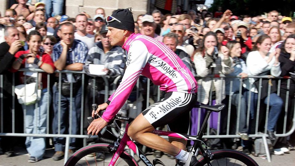 Jan Ullrichs Karriere in Bildern: Auf den Triumph folgte der Absturz ...