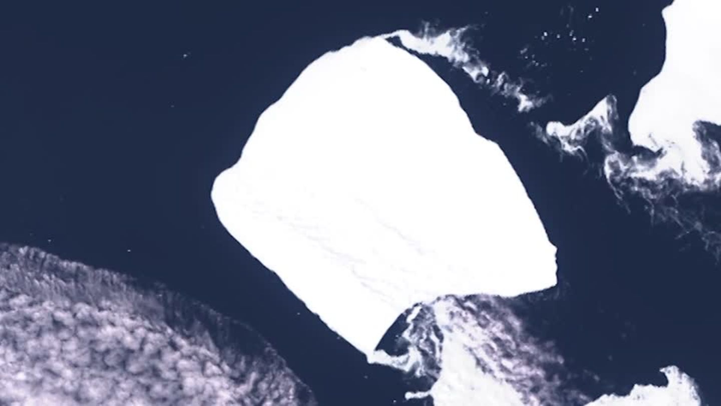 Weltgrößter Eisberg löst sich vom Meeresboden und treibt gen Afrika ...