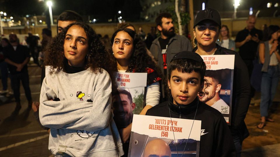 Nahost-Konflikt: Hamas lässt zweite Gruppe Geiseln frei | STERN.de