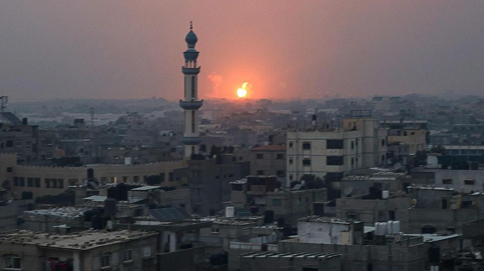 Israel-News: Israels Soldaten kesseln Chan Yunis im Süden Gazas ein ...