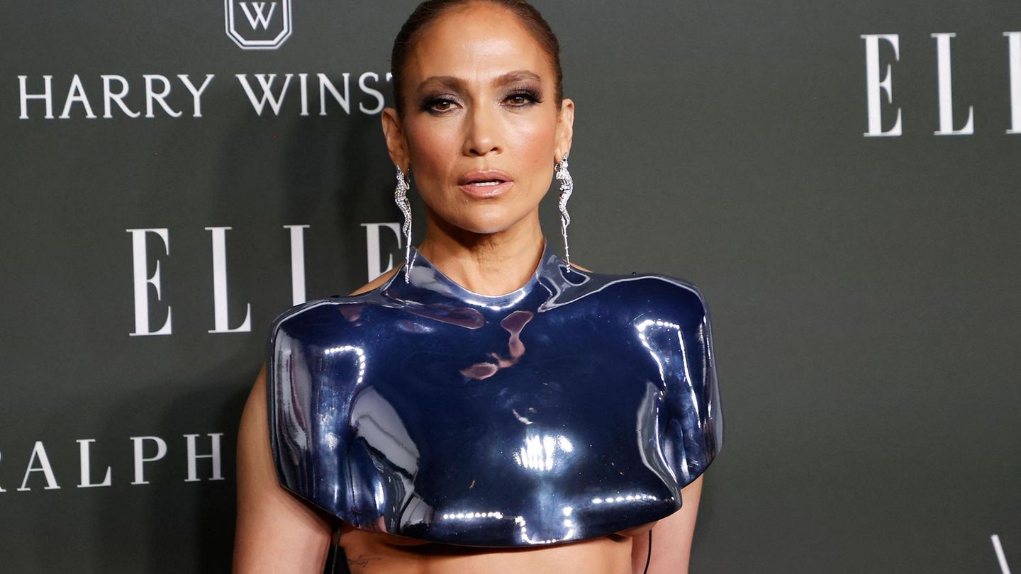 People of today: "Feeling bulletproof": Jennifer Lopez in a silver ...