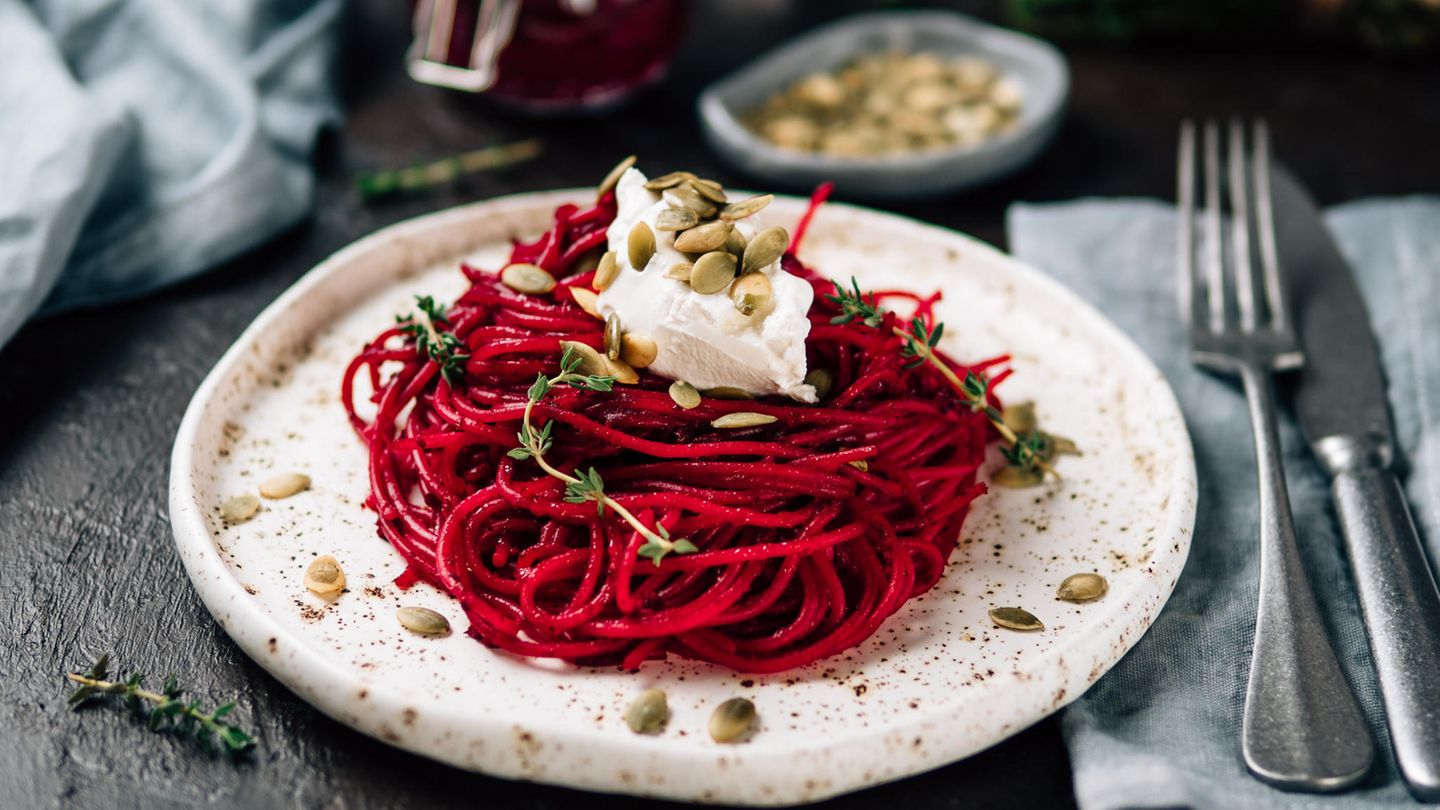 Blitzrezept für eine wärmende Rotkohl-Pasta mit Kürbiskernen, Schmand ...