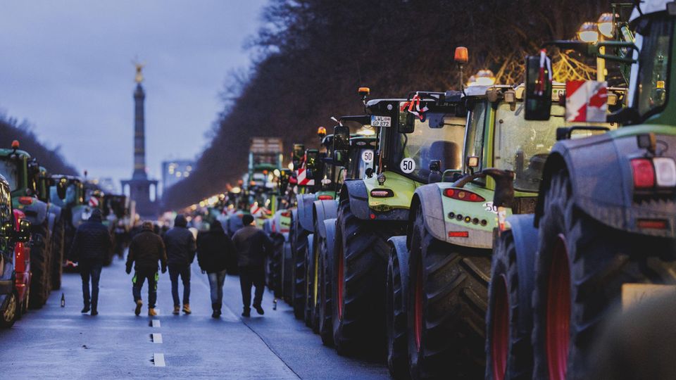 Bauernproteste: Tausende Fahrzeuge blockieren Berliner Zentrum ...