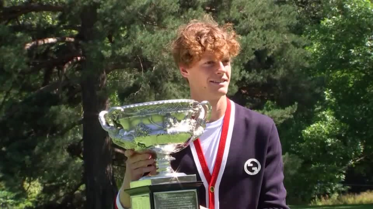 Video: Neue Tennisära? Jannik Sinner gewinnt ersten Grand-Slam-Titel ...