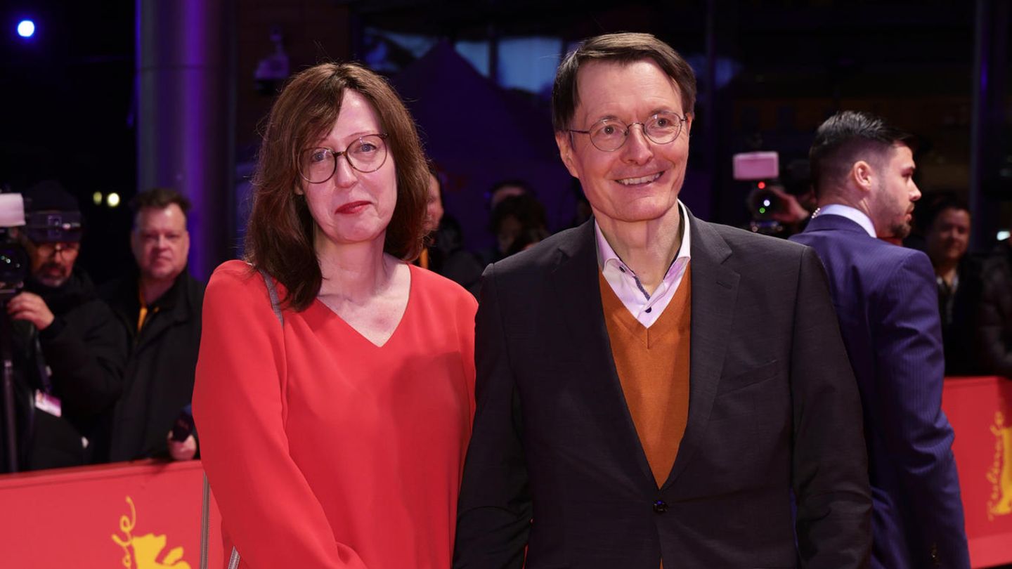 Berlinale-Eröffnung 2024: Ein verliebter Minister und gewagte Outfits ...