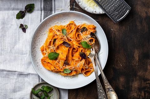 Gigi Hadids Vodka-Pasta: Das flotte Rezept ging auf TikTok viral | STERN.de