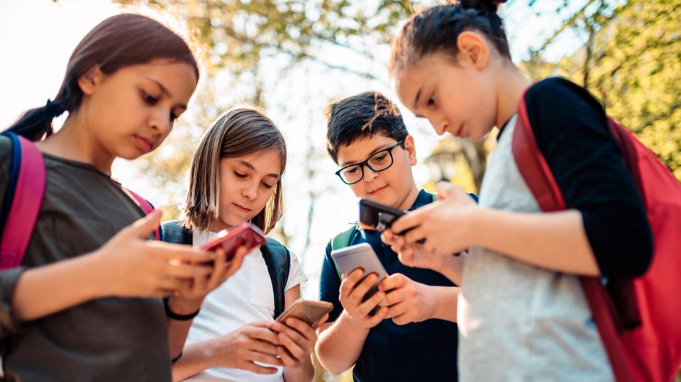 Handyverbot an Schulen: Müssen die Mobiltelefone zu Hause bleiben ...
