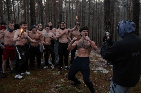 20 junge Männer kämpfen im Wald für ihre Männlichkeit. Muss man sie ...