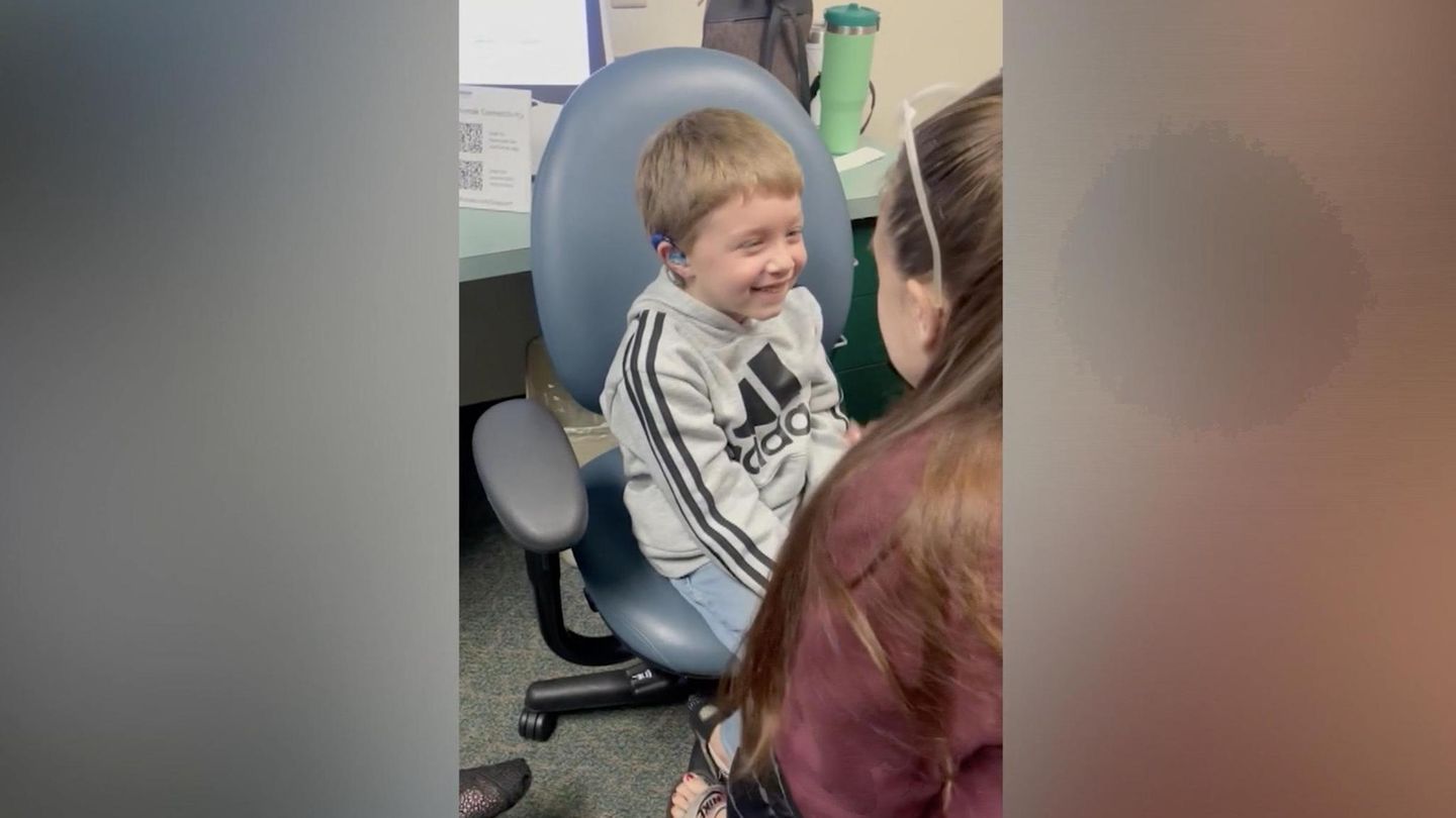 Junge hört zum ersten Mal die Stimme seiner Mama | STERN.de