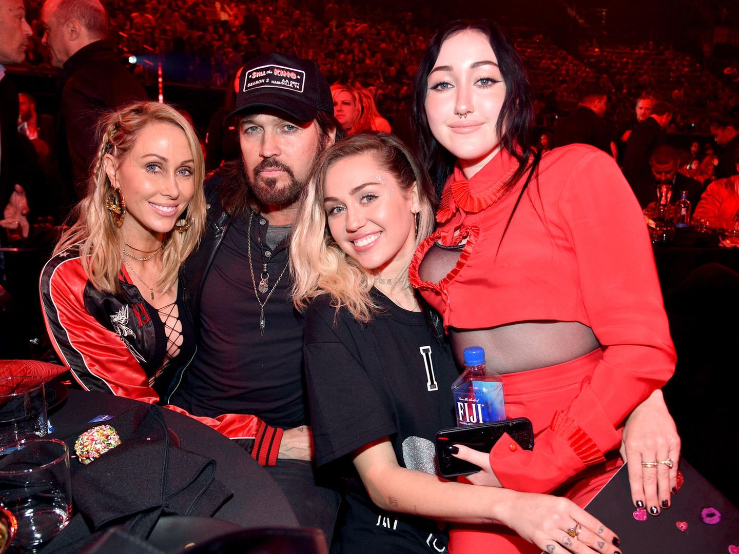 Noah Cyrus Y Miley Cyrus 2024 Noah Cyrus Looks Every Inch A Pop Star