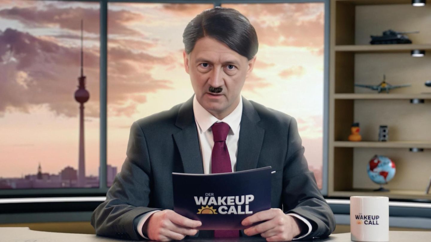 "Der Wake-Up Call": Videopodcast zeigt Hitler als Nachrichtenmoderator ...