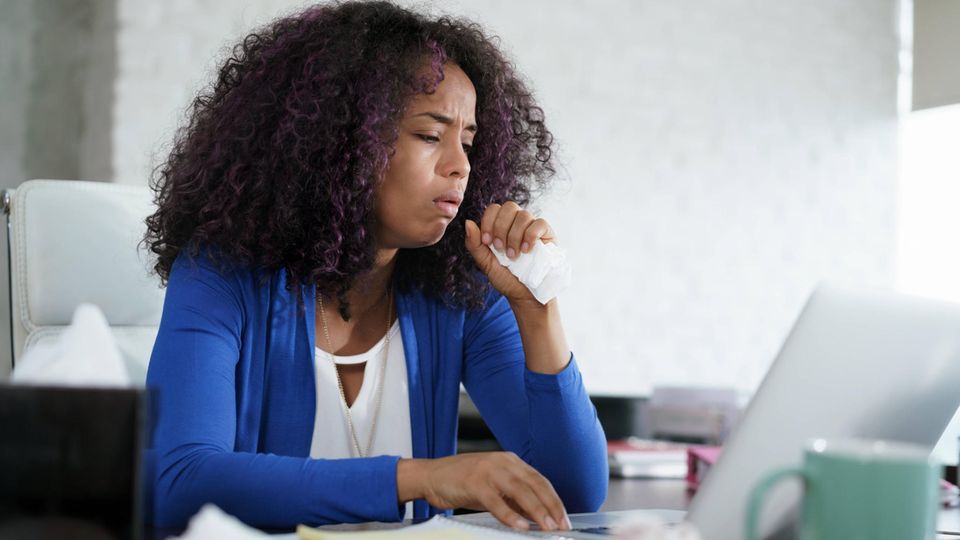 Husten: Expertin erklärt, warum viele Mittel wenig bringen | STERN.de