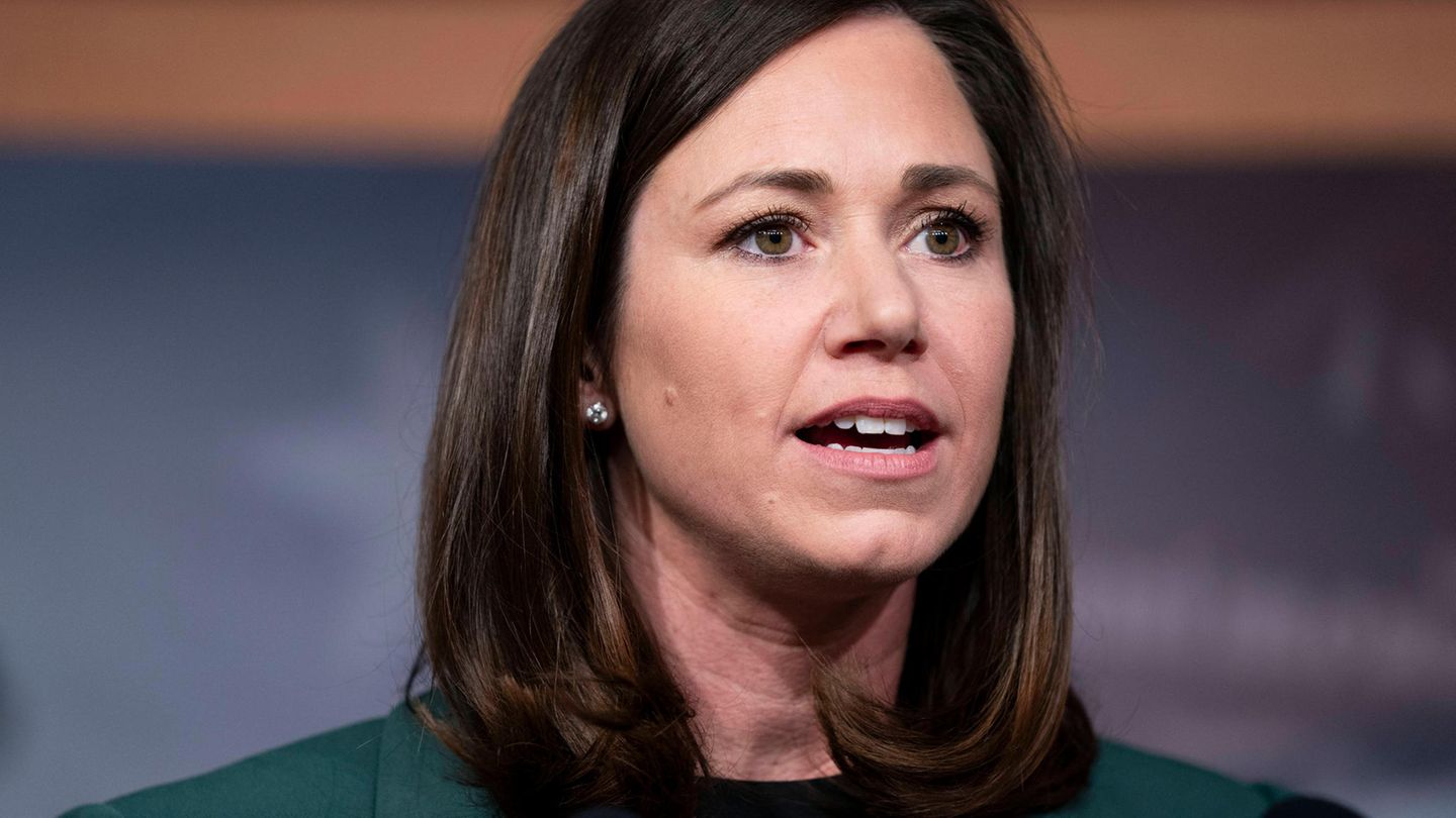 Katie Britt und ihr Auftritt in der Küche – wer ist diese Frau? | STERN.de