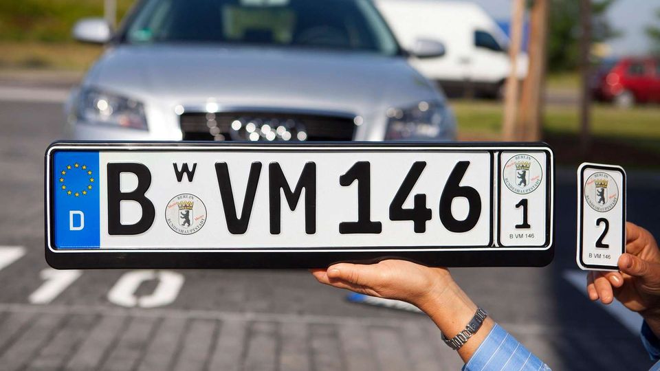 Auf dem Nummernschild steht ein kleines W: Das ist der Hintergrund ...