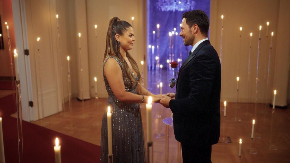 Der Bachelor 2024: Dennis und Sebastian verteilen die letzte Rose ...
