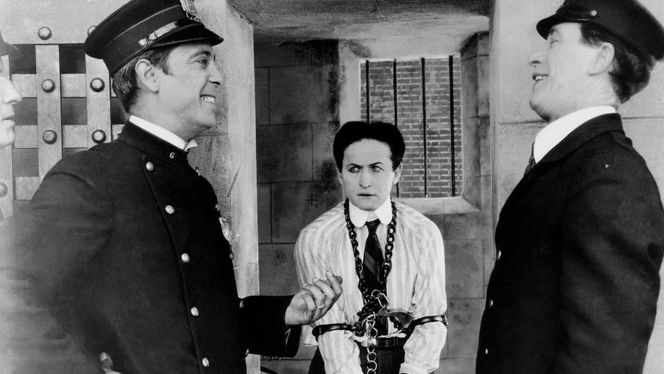 Harry Houdini: Einer der einflussreichsten Magier der Welt in Bildern ...