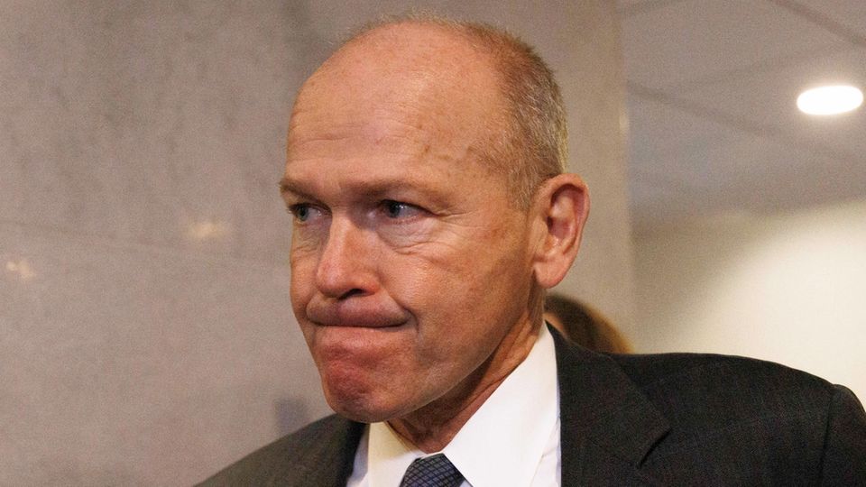 Boeing-Boss Dave Calhoun kündigt nach Pannen-Serie Rückzug an | STERN.de
