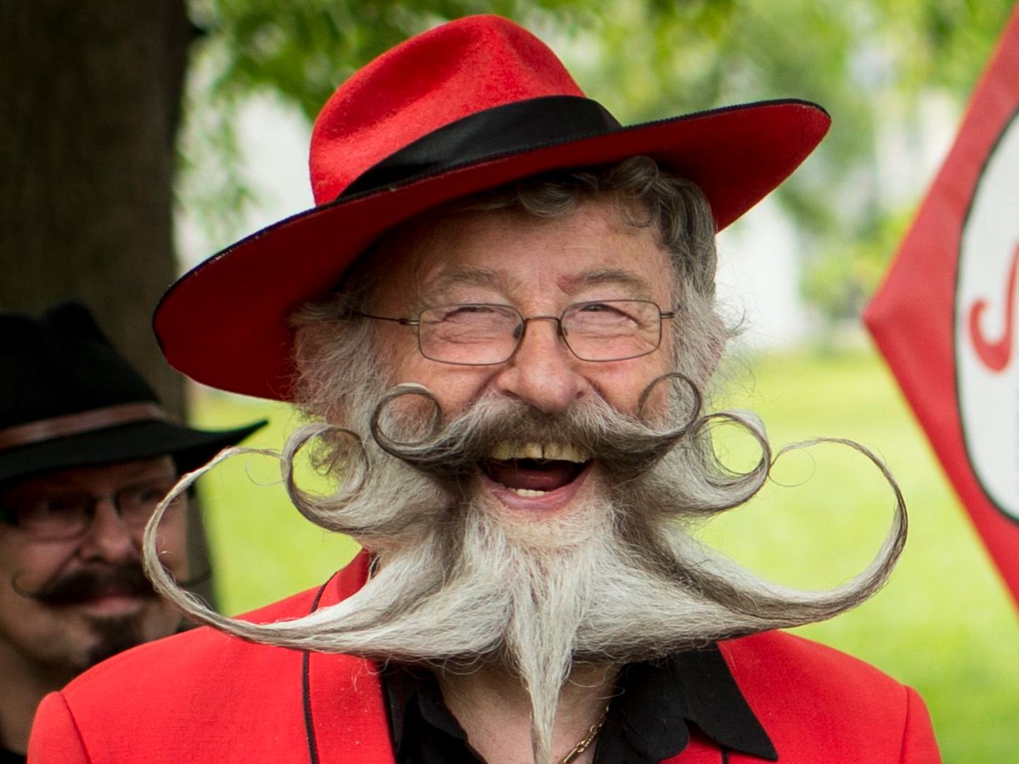 Lockiger Schnurrbart Umriss