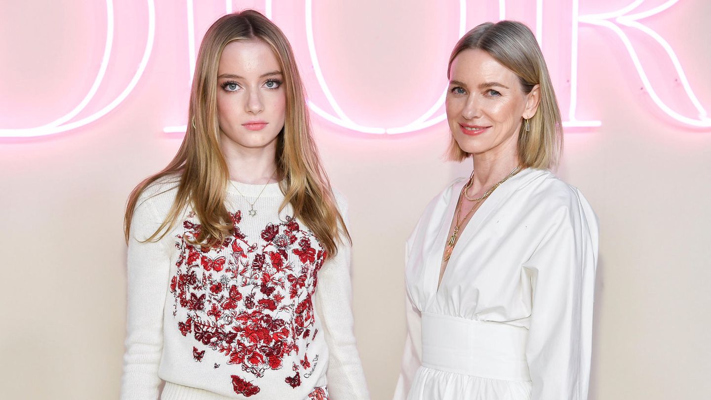 Vip News Naomi Watts Zeigt Sich Mit Ihrer Tochter Kai Bei Dior Show Sternde