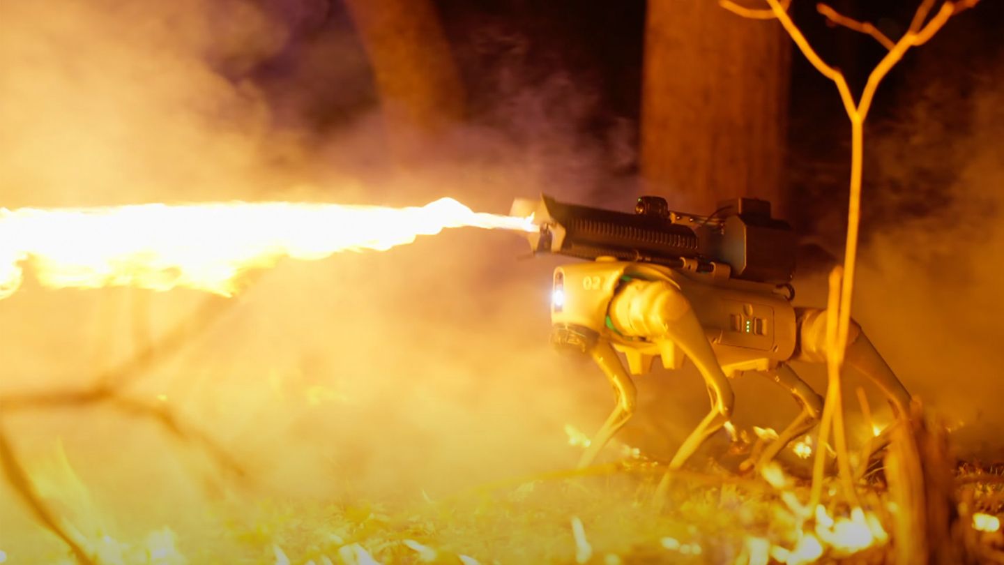 Ferngesteuerter Flammenwerfer: Roboter-Hund "Thermonator" spuckt Feuer ...