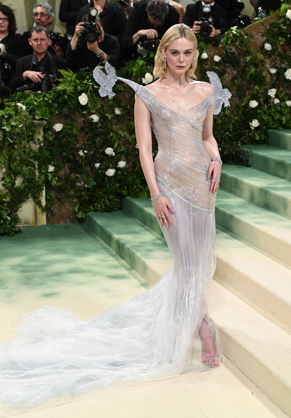 Kim Kardashian gibt Einblick in ihr Met-Outfit und ihre Wespentaille ...