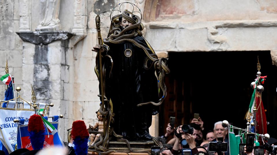 Cocullo: Warum ein Dorf in Italien einmal im Jahr Schlangen verehrt ...