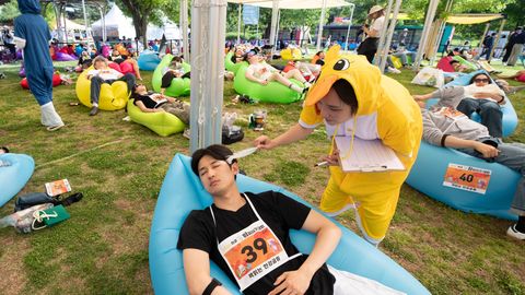 Südkorea trifft sich zum Mittagschlaf-Contest – mit ernstem Hintergrund ...