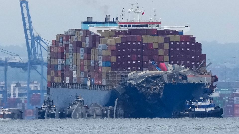 Containerschiff "Dali" endlich am Anleger von Baltimore | STERN.de