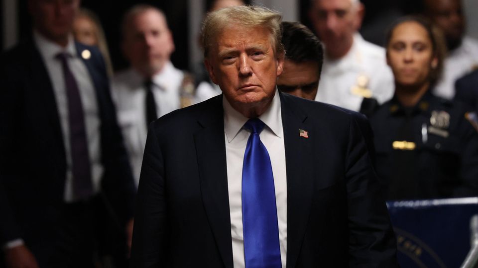 Model Emily Ratajkowski posiert splitterfasernackt auf Instagram | STERN.de