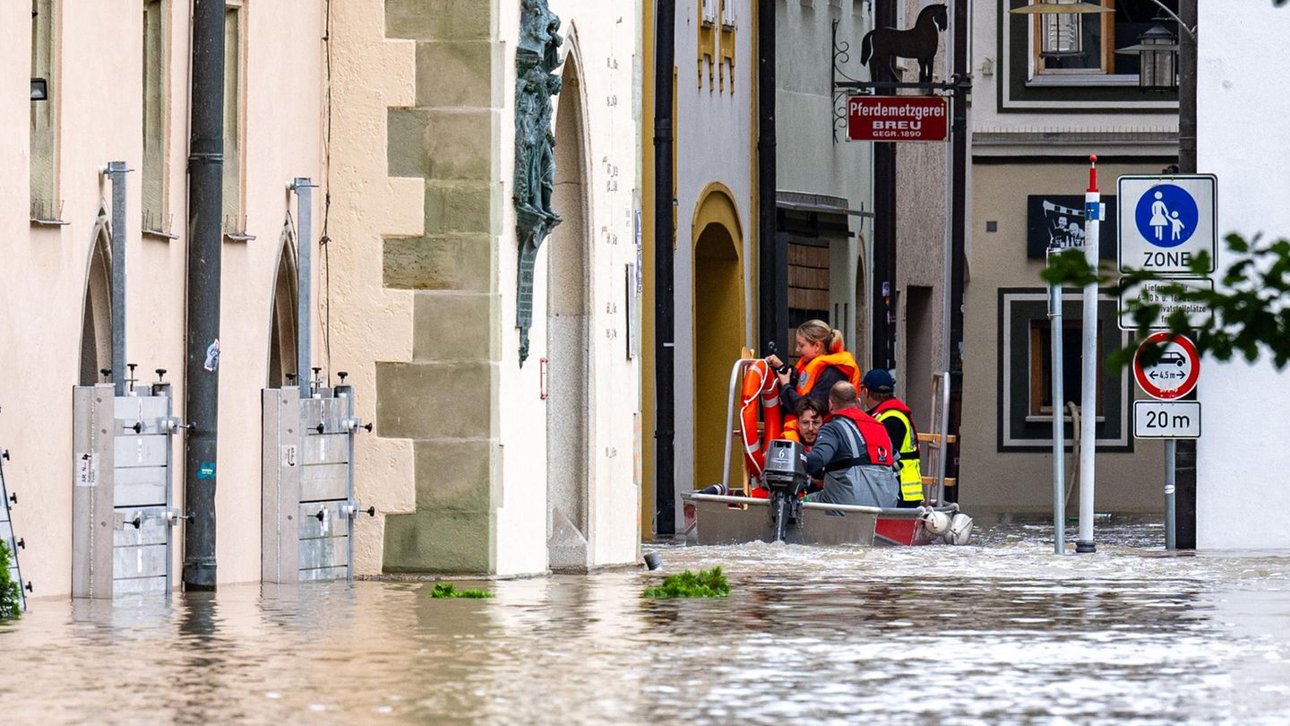 Hochwasser in Süddeutschland: Passau ruft Katastrophenfall aus – Frau nach 52 Stunden aus Baum g ...