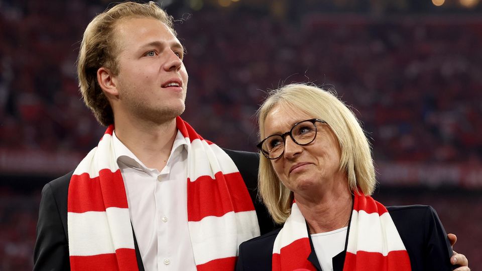 Franz Beckenbauer: Seine Witwe trägt EM-Pokal in Münchner Arena | STERN.de